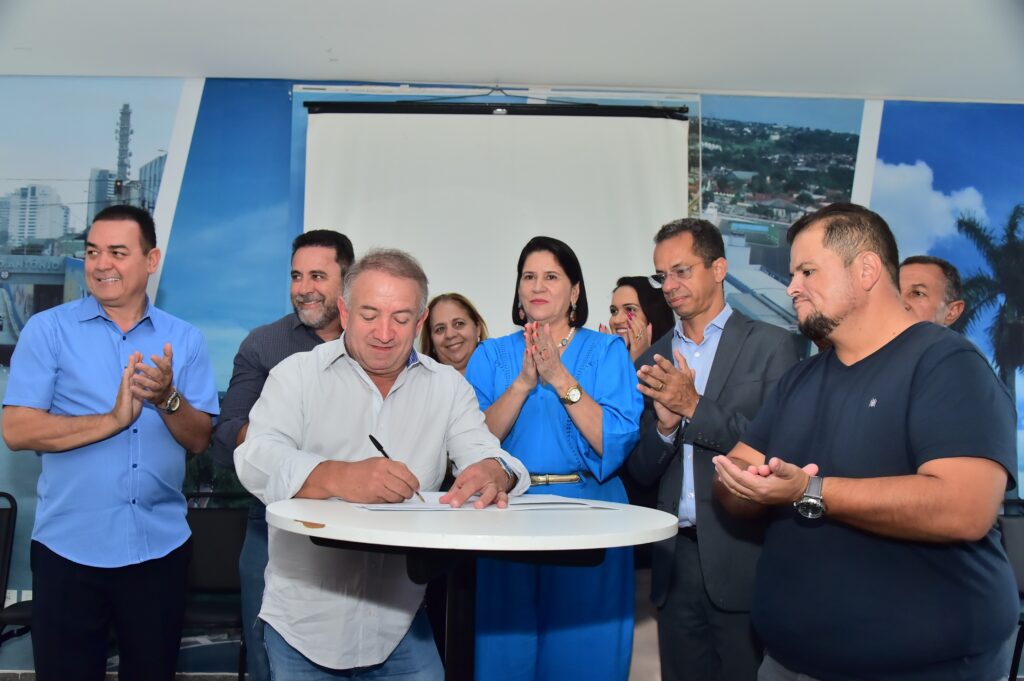 Prefeitura Municipal de Aparecida de Goiânia | Prefeito Vilmar valoriza ...