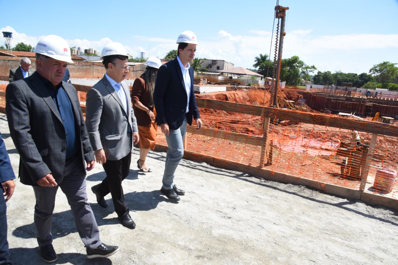 Prefeito, vice-governador e presidente do TJ-GO visitam as obras do ...